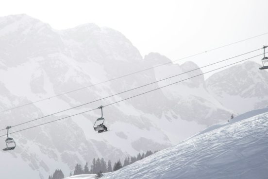 Najlepsze marki odzieży narciarskiej – moda na stoku